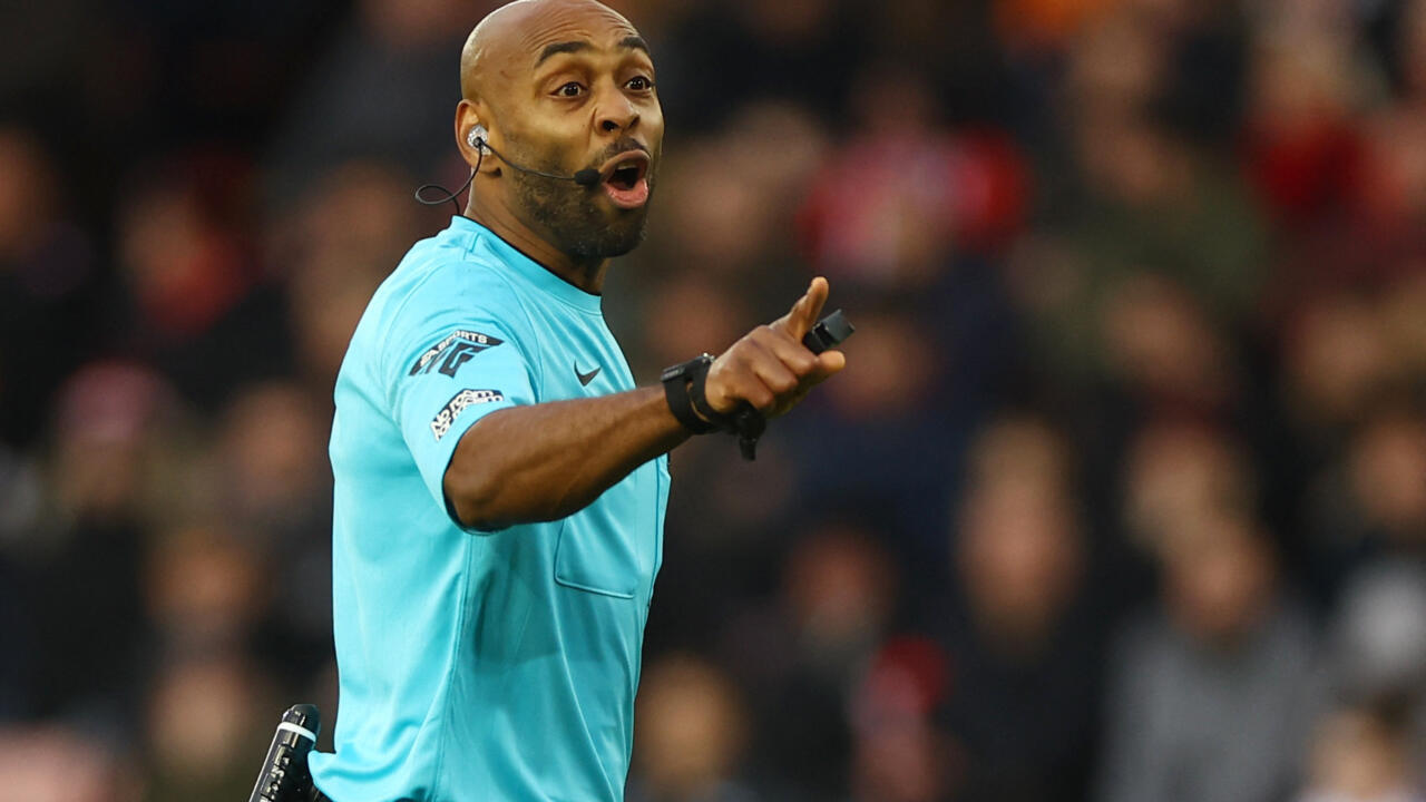 Sam Allison devient le premier arbitre noir à diriger un match de foot ...