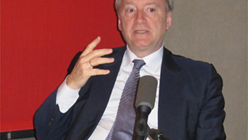 Hubert Védrine : «Je vis constamment au milieu d’un océan de livres»