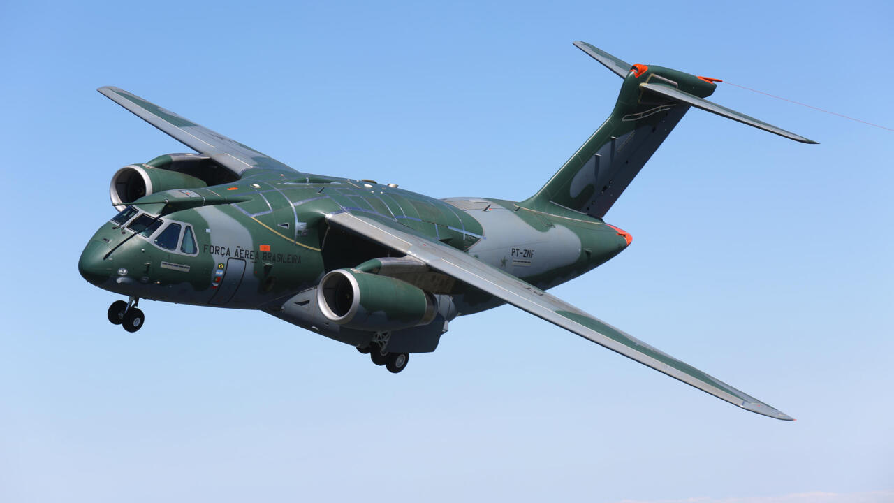 Le cargo brésilien KC-390 s'envole - Lignes de défense