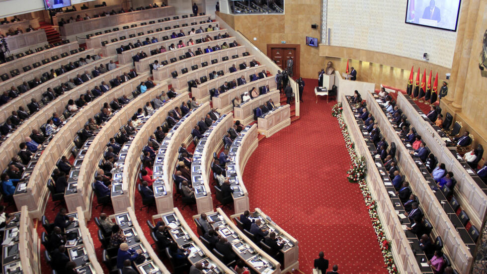 Angola : Deputados recebem viaturas no valor de 200 milhões de Kwanzas