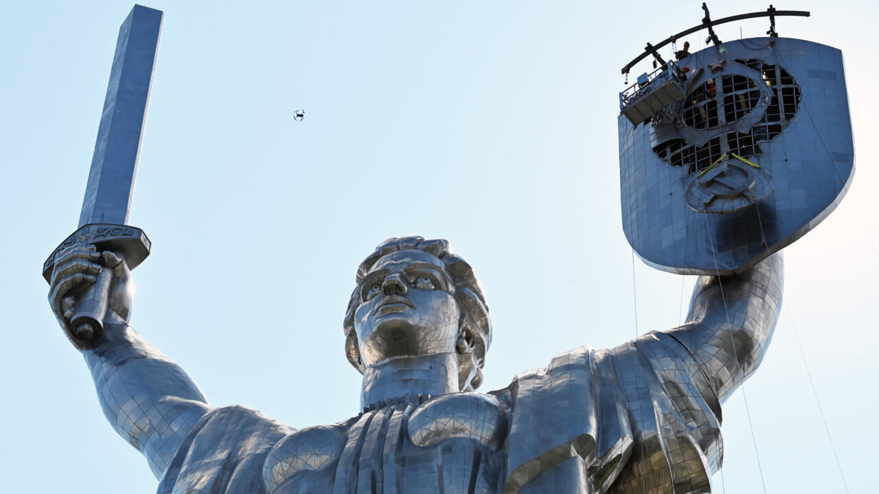 Ukraine removes hammer and sickle from giant Kyiv statue