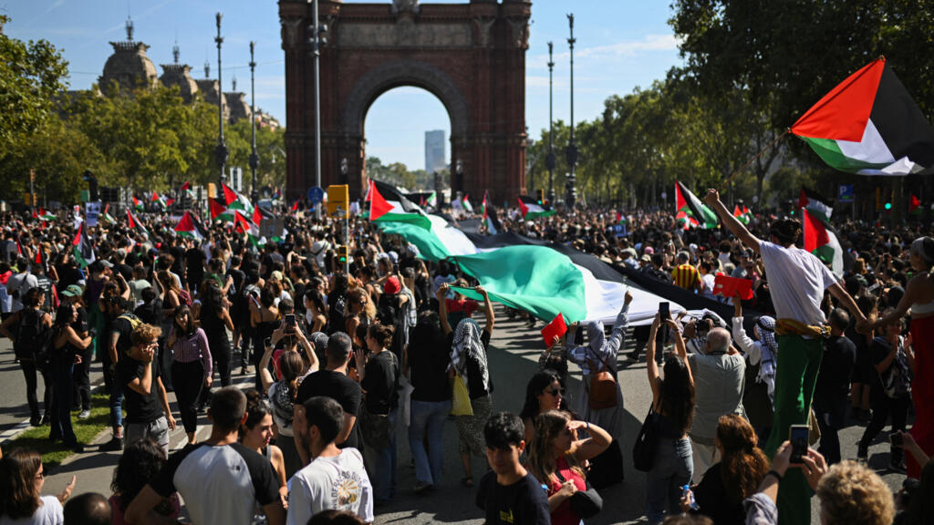 Miles de manifestantes marchan en Barcelona en apoyo a Palestina