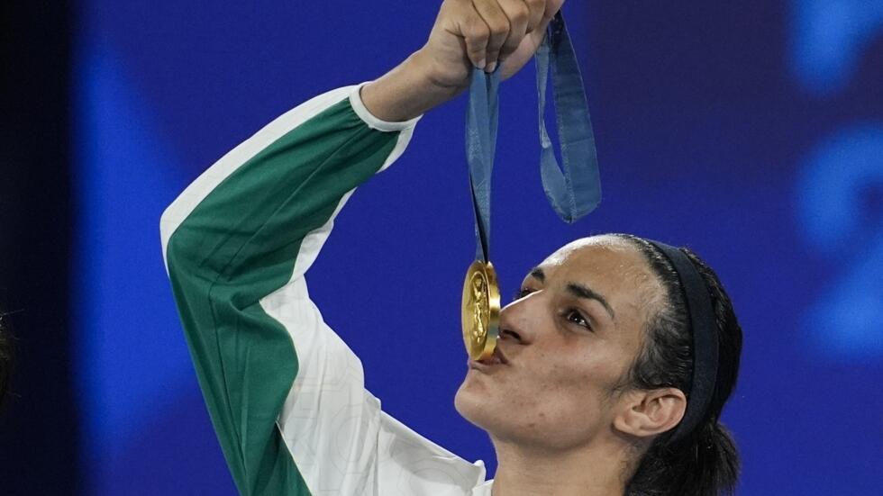 Boxeadora Imane Khelif, medalha de ouro em Paris 2024, é aclamada por ...
