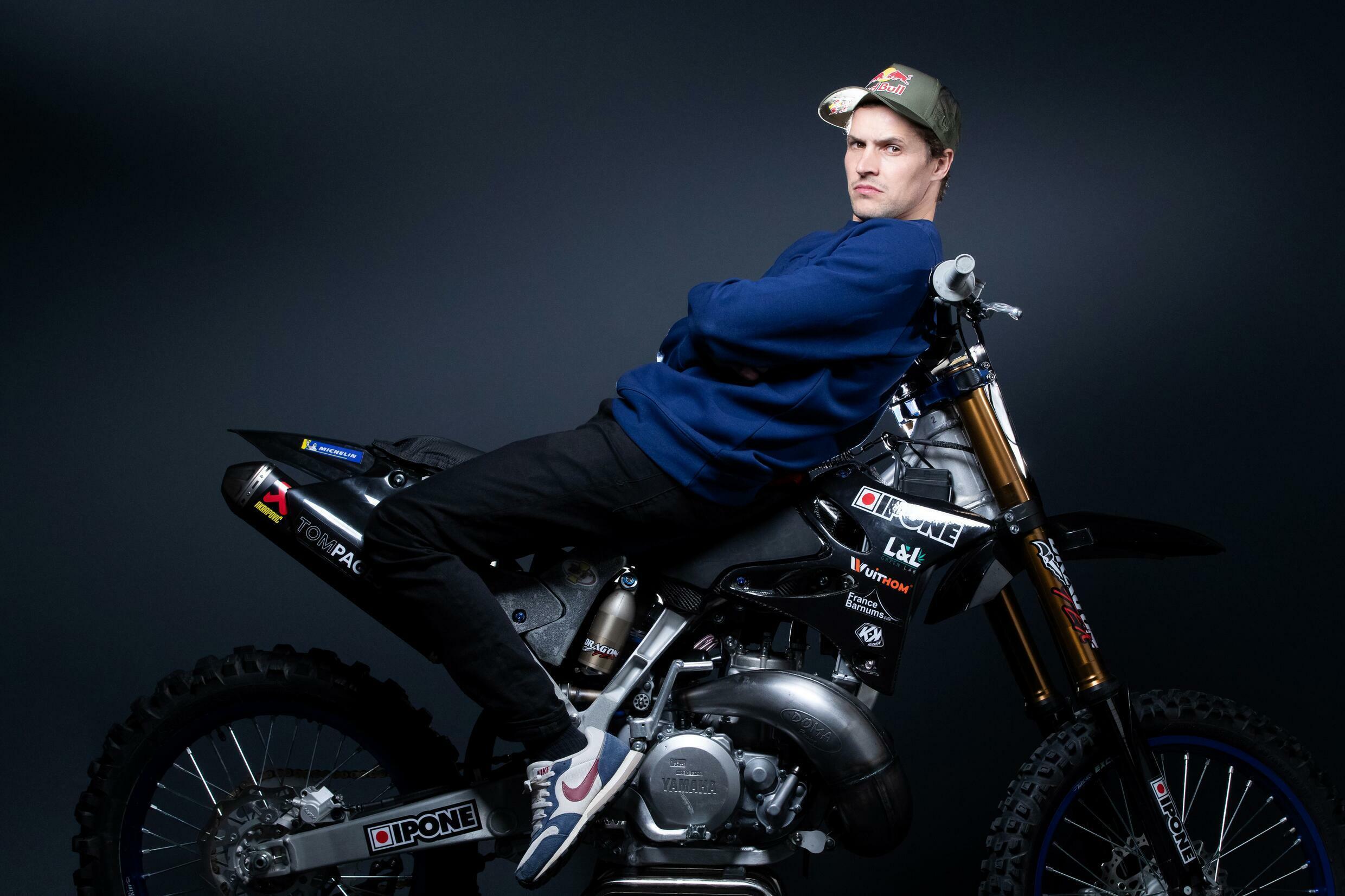 Le double salto vertigineux de Tom Pagès et sa moto