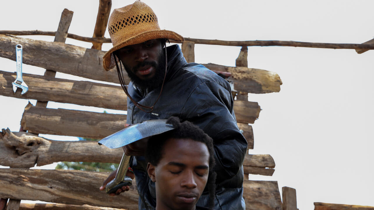 Kenya: Kinyozi anayetumia zana za jadi kama beleshi na tindo kunyoa ...