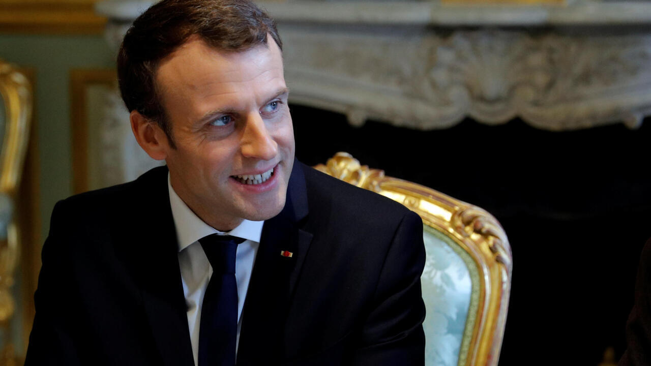 Símbolo da política jovem, Macron completa 40 anos