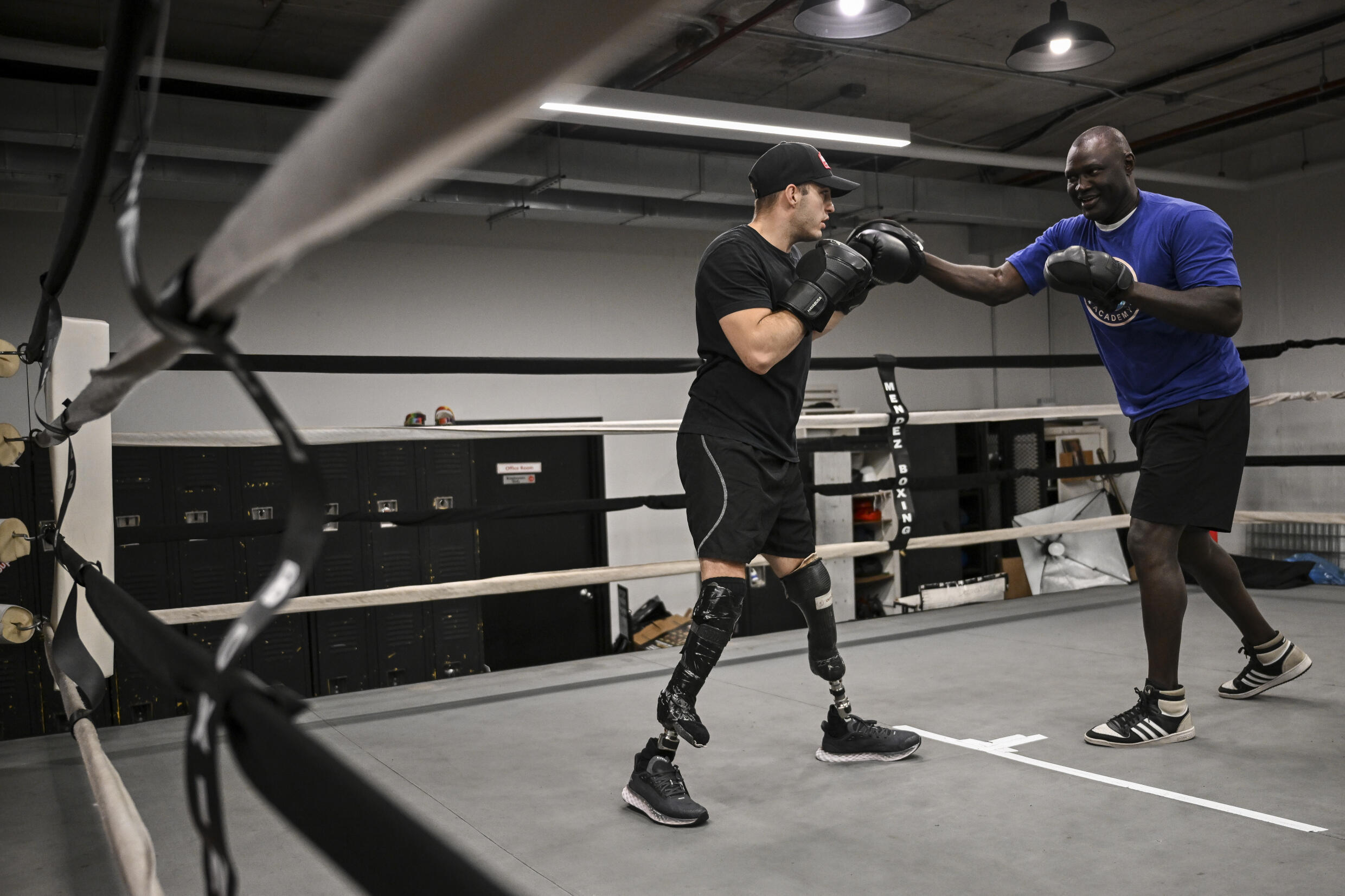 A New York, un boxeur français avec des prothèses de jambes rêve des JO ...