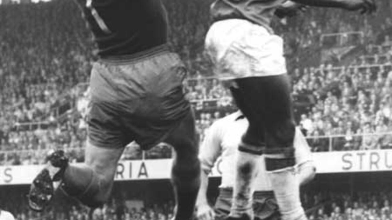 Portrait de Edson Arantes do Nascimento, dit «Pelé» (1 et 2/2 ...