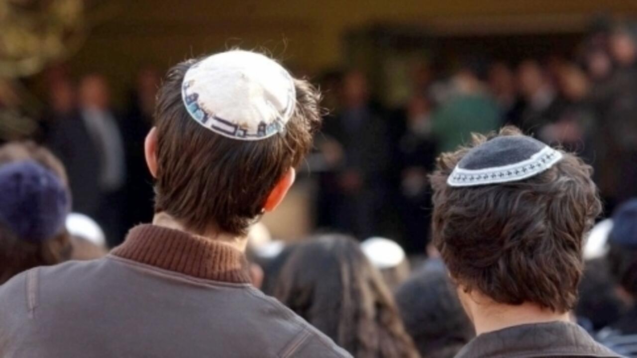 França : O uso do quipá divide políticos e religiosos