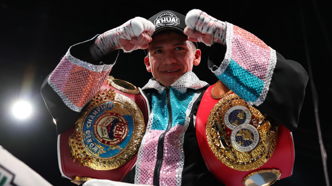 Rodriguez stops Edwards in 9th to unify WBO, IBF flyweight world titles