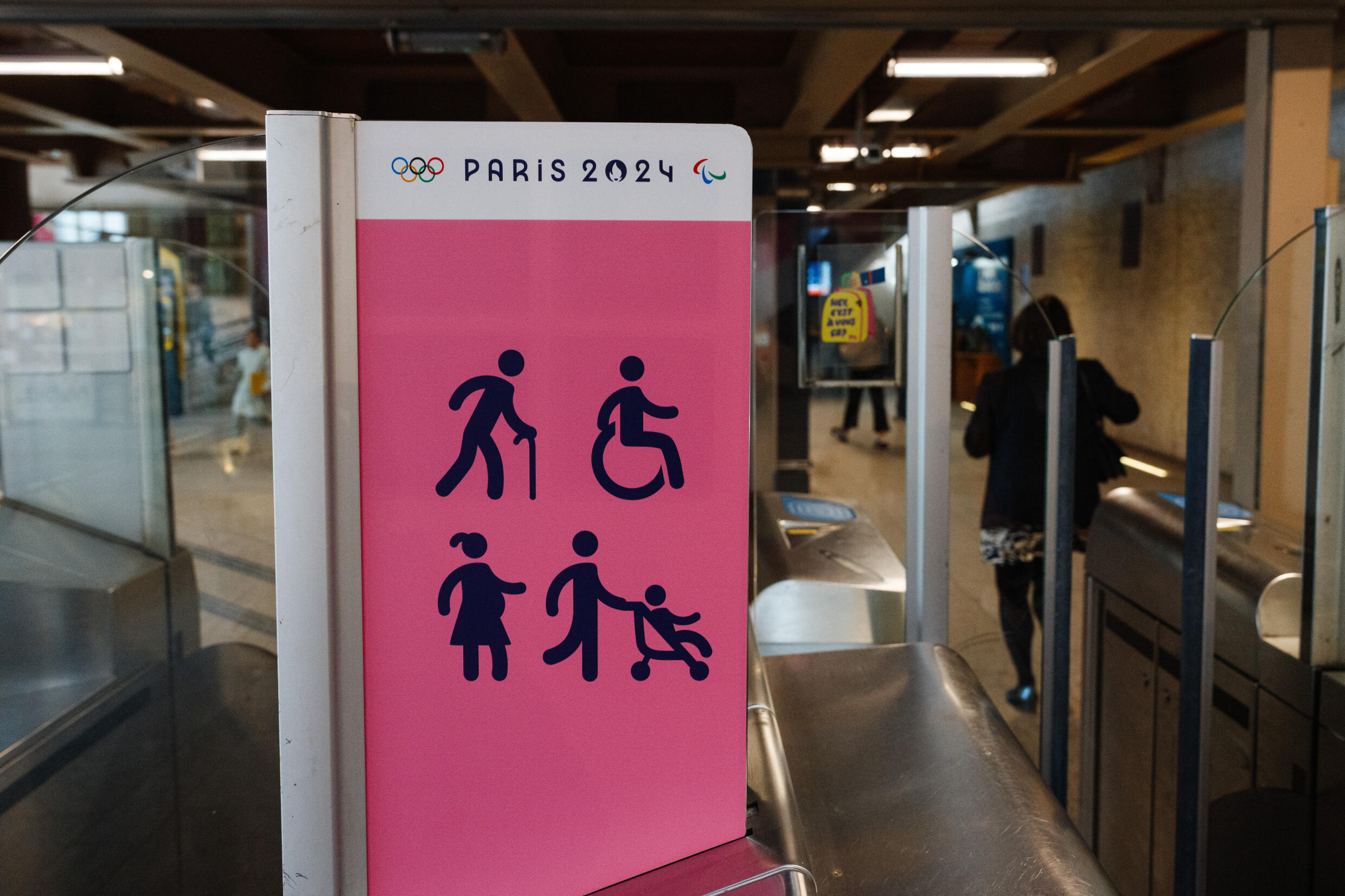 JO-2024: Bernadette, aveugle, et sa chienne Mara testent les trajets ...