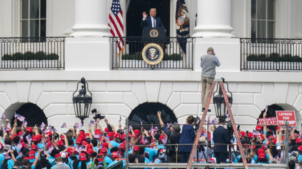 Trump de retour en campagne à la Maison Blanche n'est plus contagieux, selon son médecin