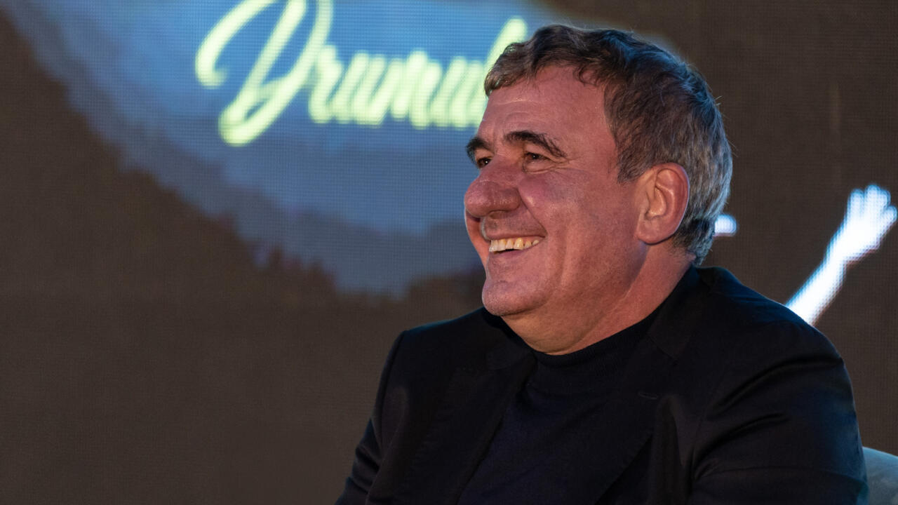 Hagi a fost decorat cu Ordinul Naţional „Steaua României” în grad de ...