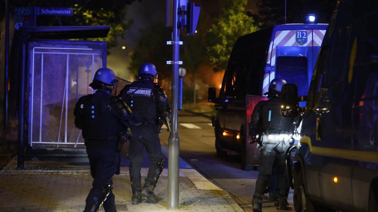 После шестой ночи массовых волнений глава МВД заявил о постепенном