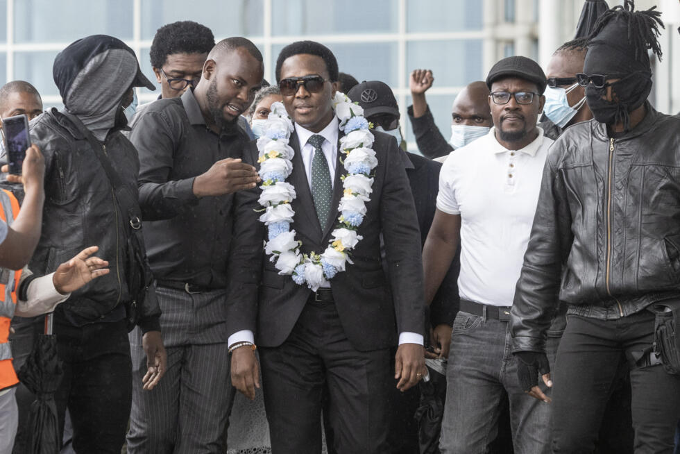 Thousands welcome Mozambique opposition leader as he returns from exile