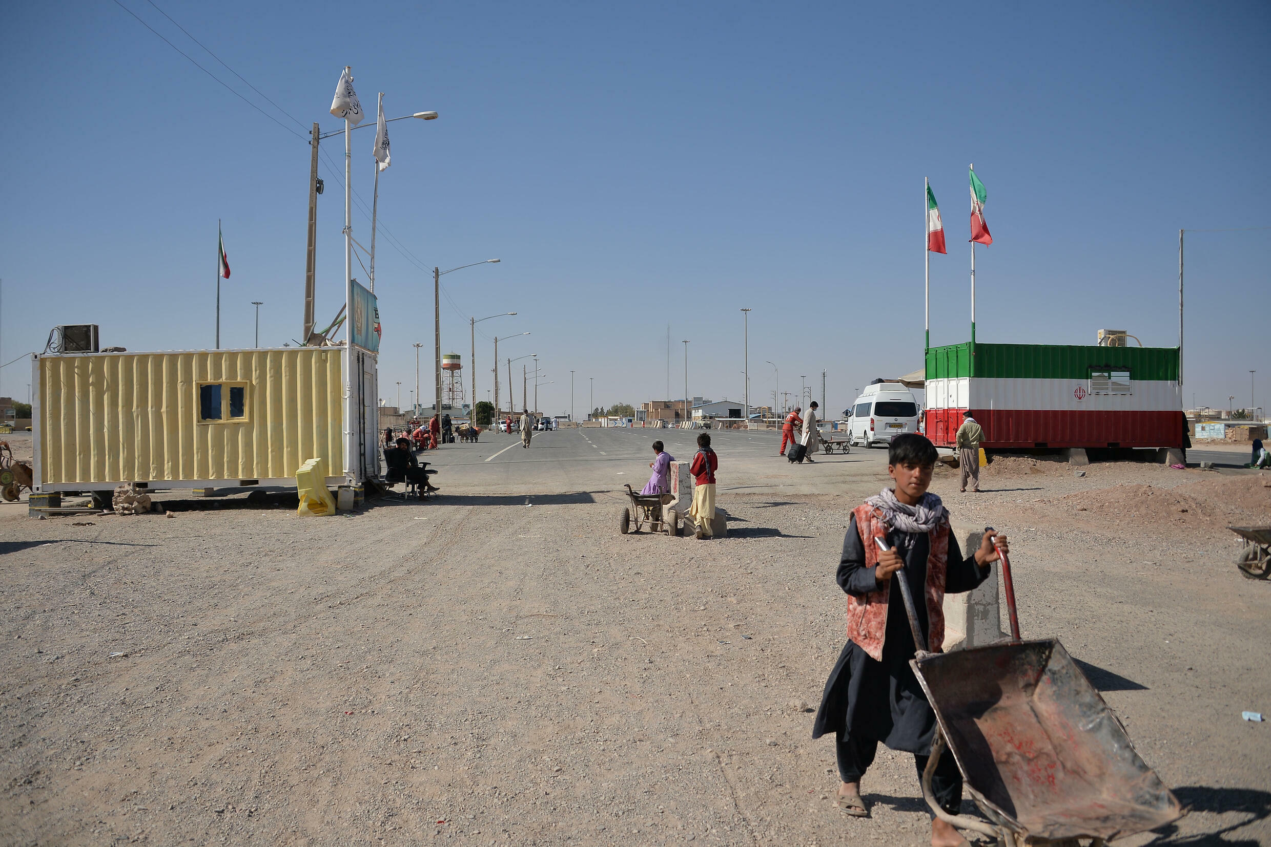 Irán sigue deportando a afganos, que denuncian brutalidad