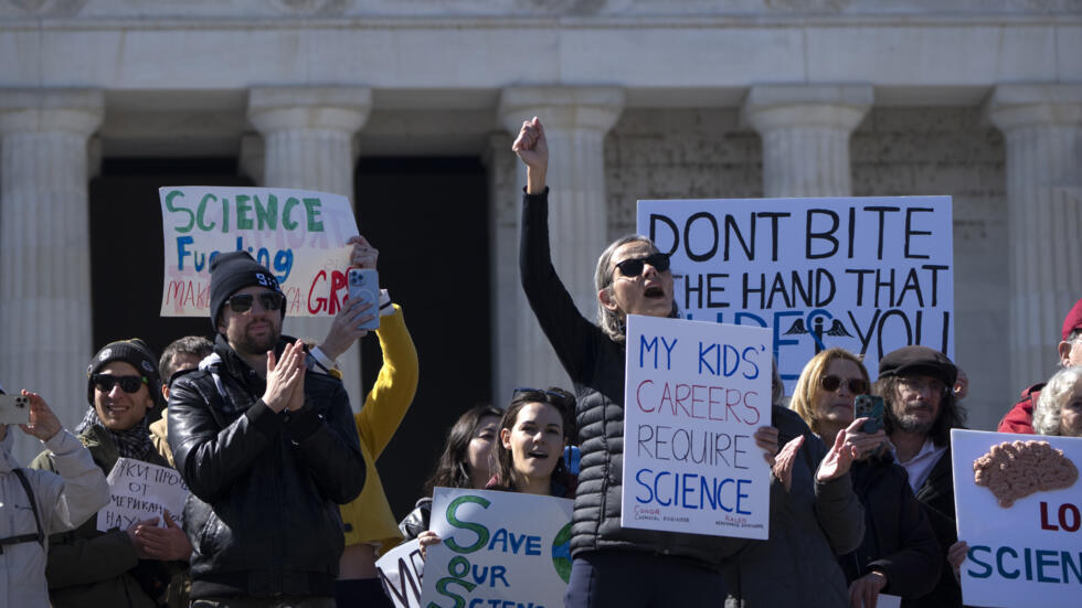 «Stand up for science»: les scientifiques manifestent pour défendre ...