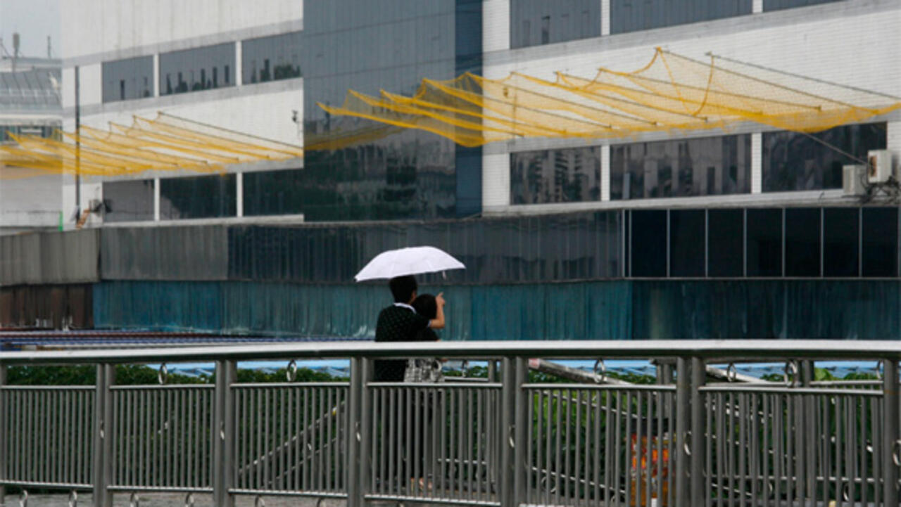 Foxconn stops payments, uses nets to curb suicides