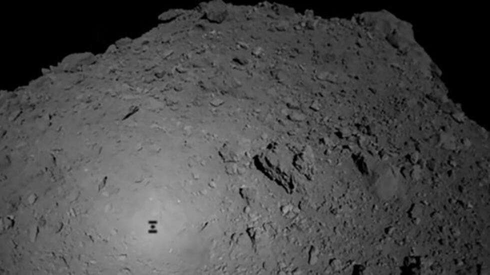 Franco-German robot makes successful astroid landing
