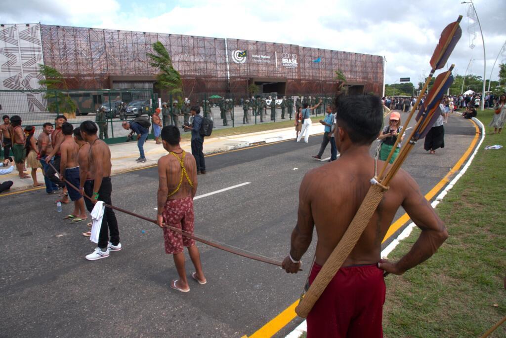 Brésil: des manifestants autochtones bloquent pacifiquement la COP30 - RFI