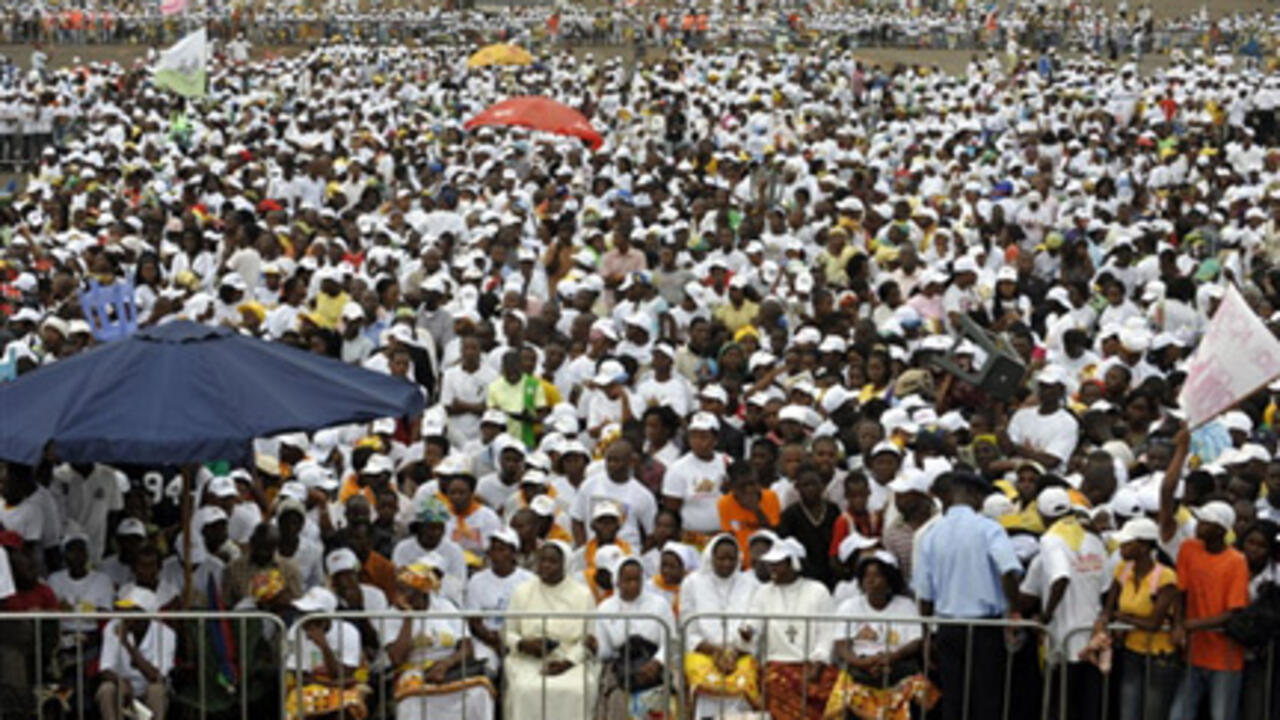 Angola lembra Bento XVI na hora do adeus do Papa