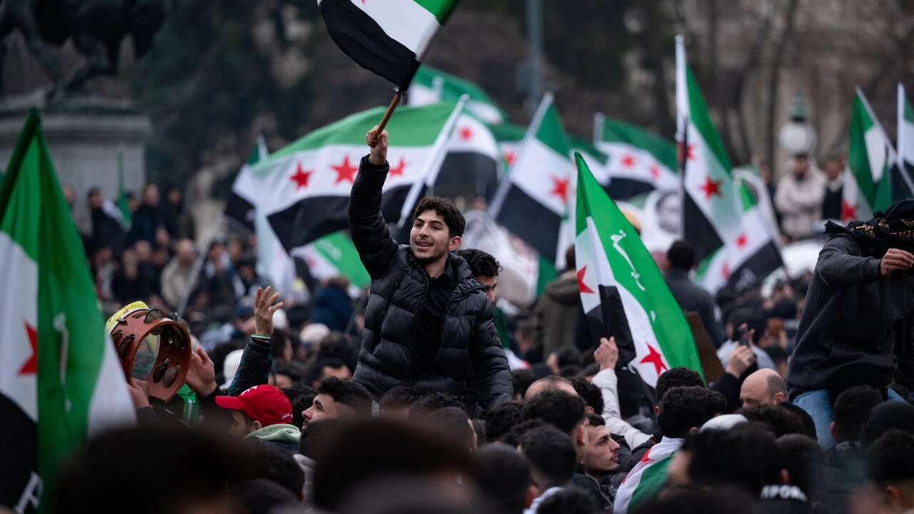 «Le peuple a gagné»: dans toute l'Europe, les Syriens célèbrent la ...