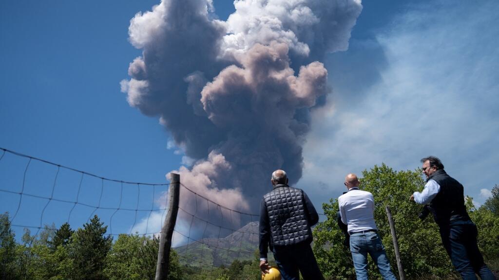 En Italie, le volcan Etna crache un énorme panache de cendres et de gaz