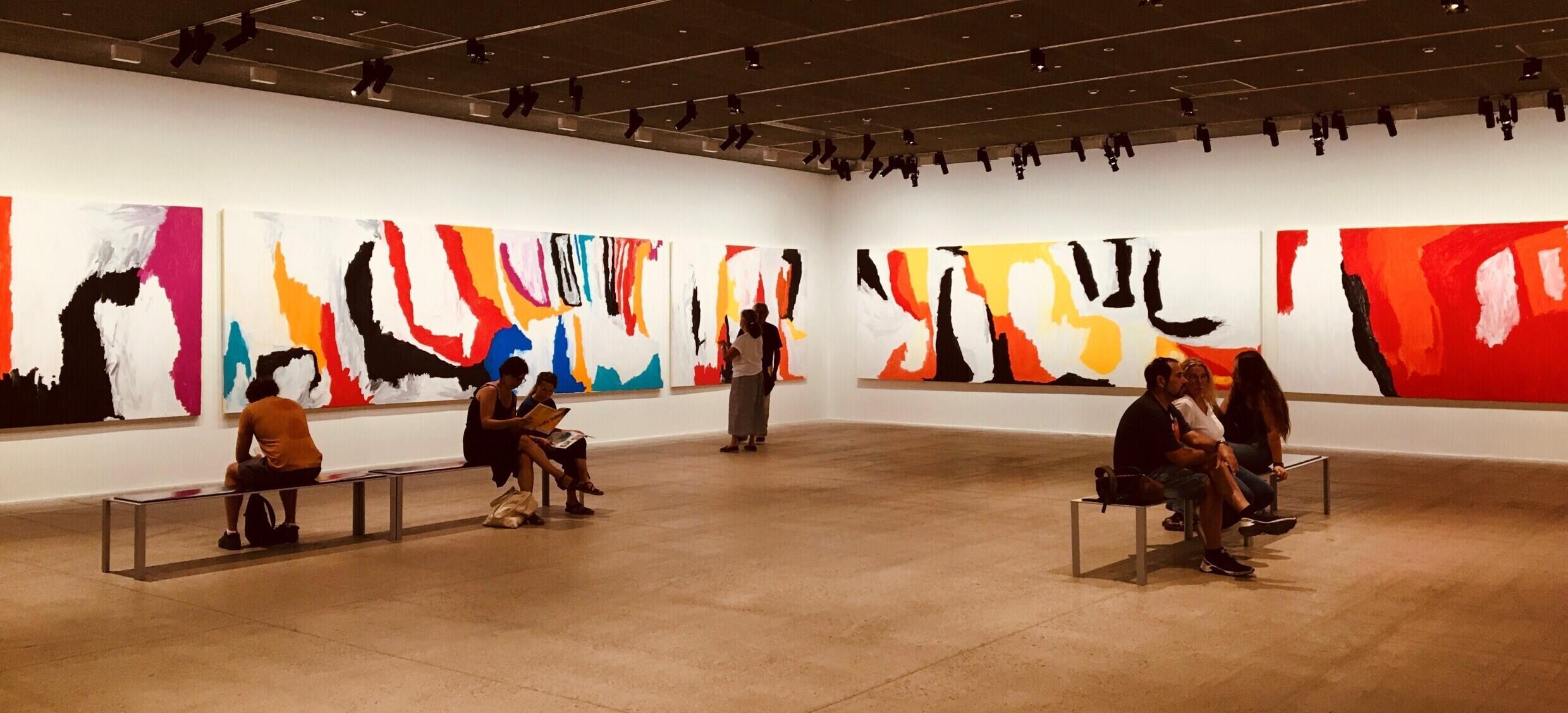 Sally Gabori, la mémoire aborigène en couleur à la Fondation Cartier ...