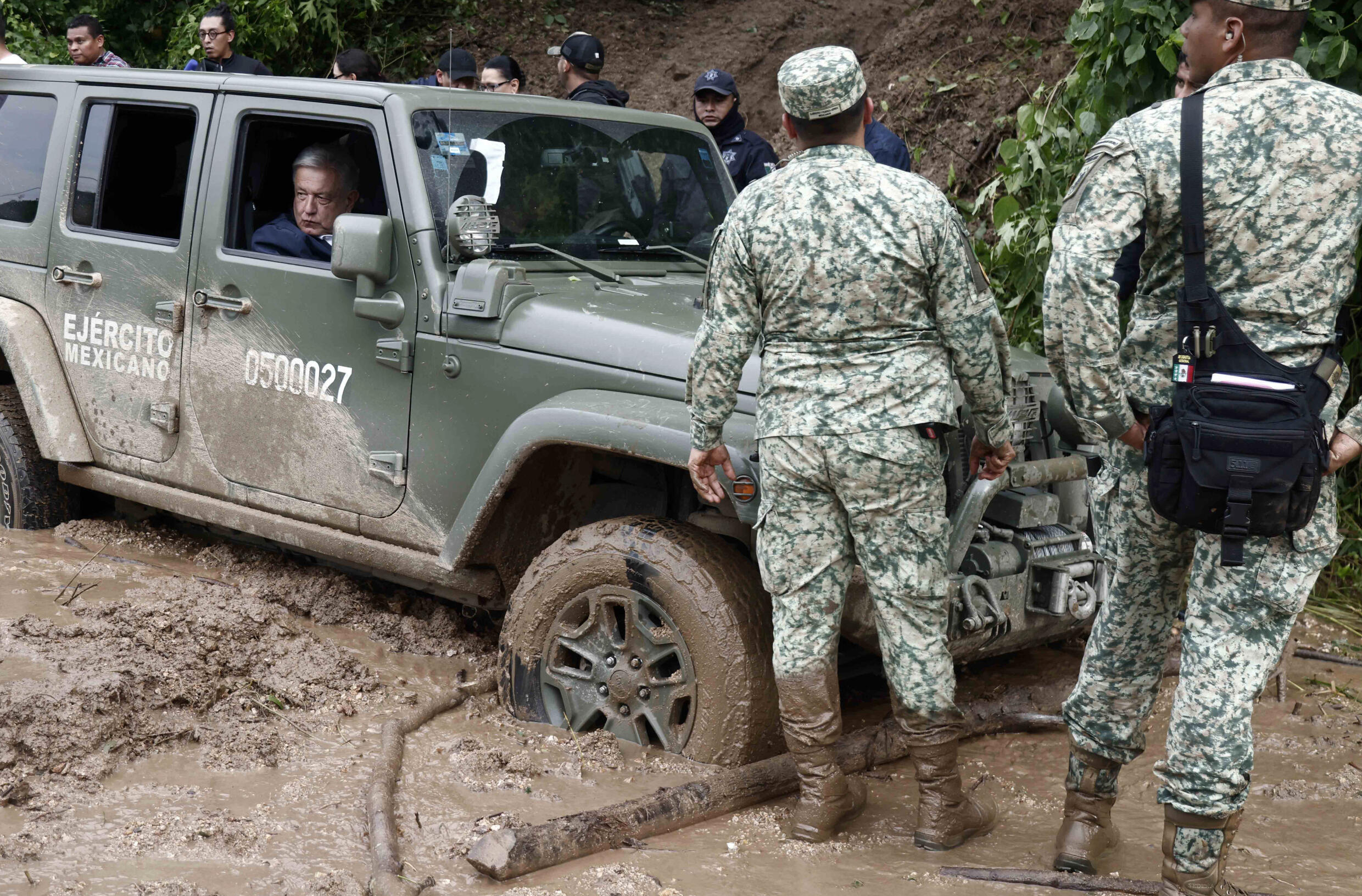Presidente mexicano llega caminando sobre el barro a un Acapulco ...