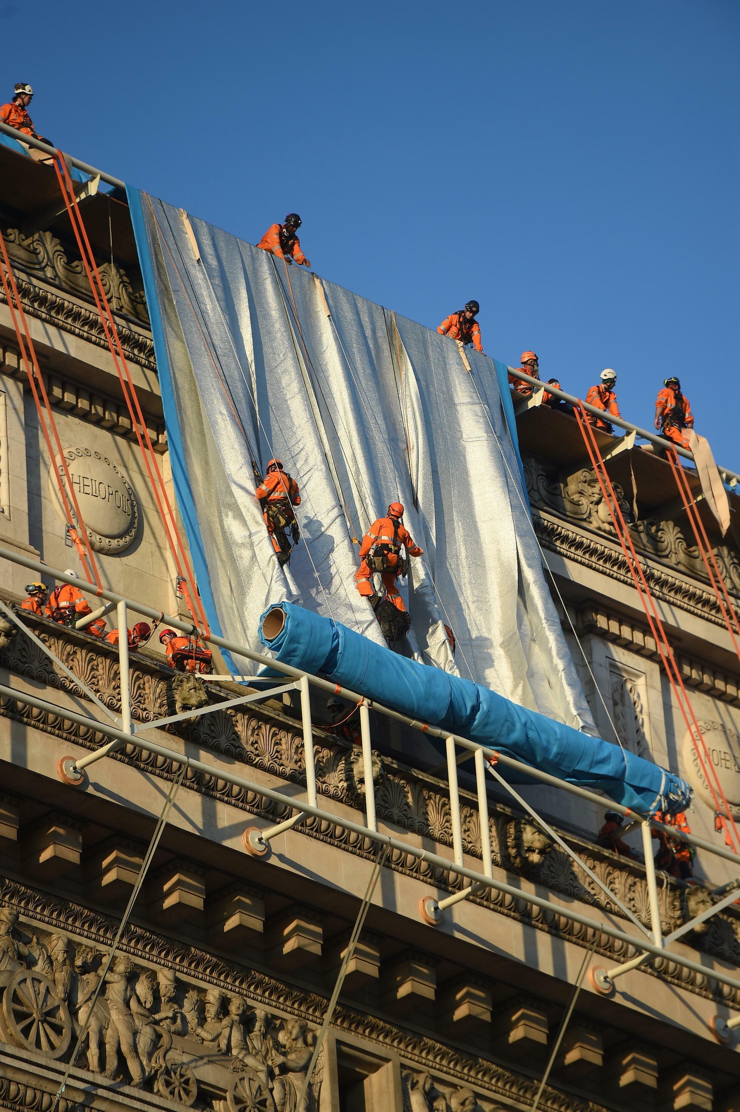 Wrapping of Arc de Triomphe begins in Christo tribute - RFI