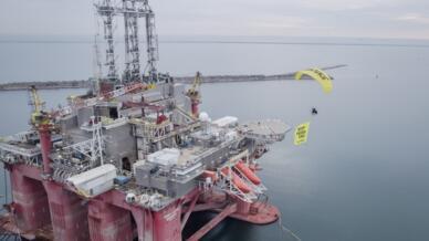 Protest inedit al organizației Greenpeace, la platforma de foraj Neptun ...