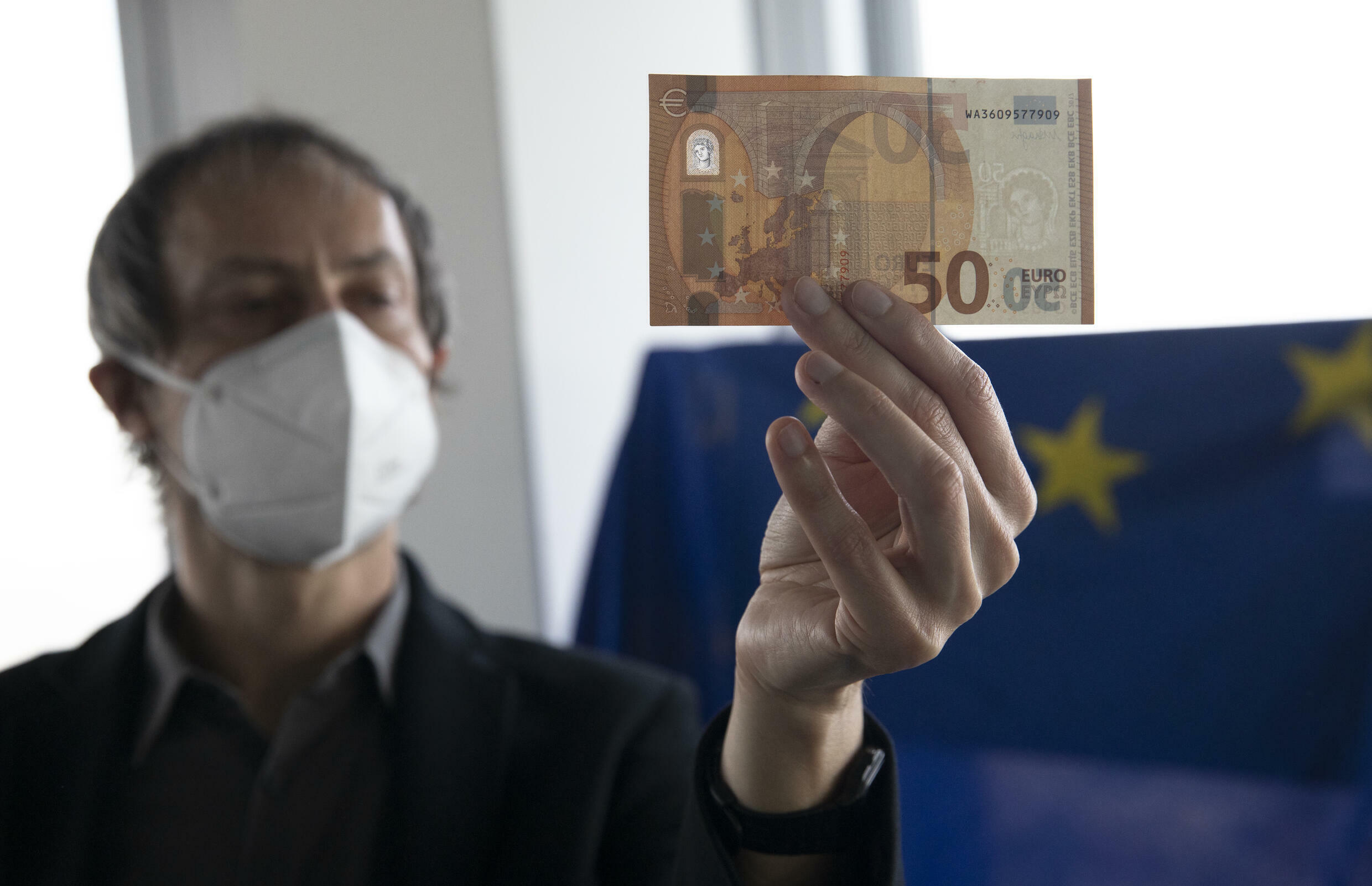Inside the ECB's secret lab to sniff out fake euro bills