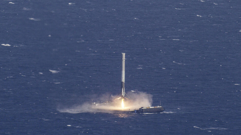 Etats-Unis: SpaceX lance pour la première fois une fusée en partie recyclée