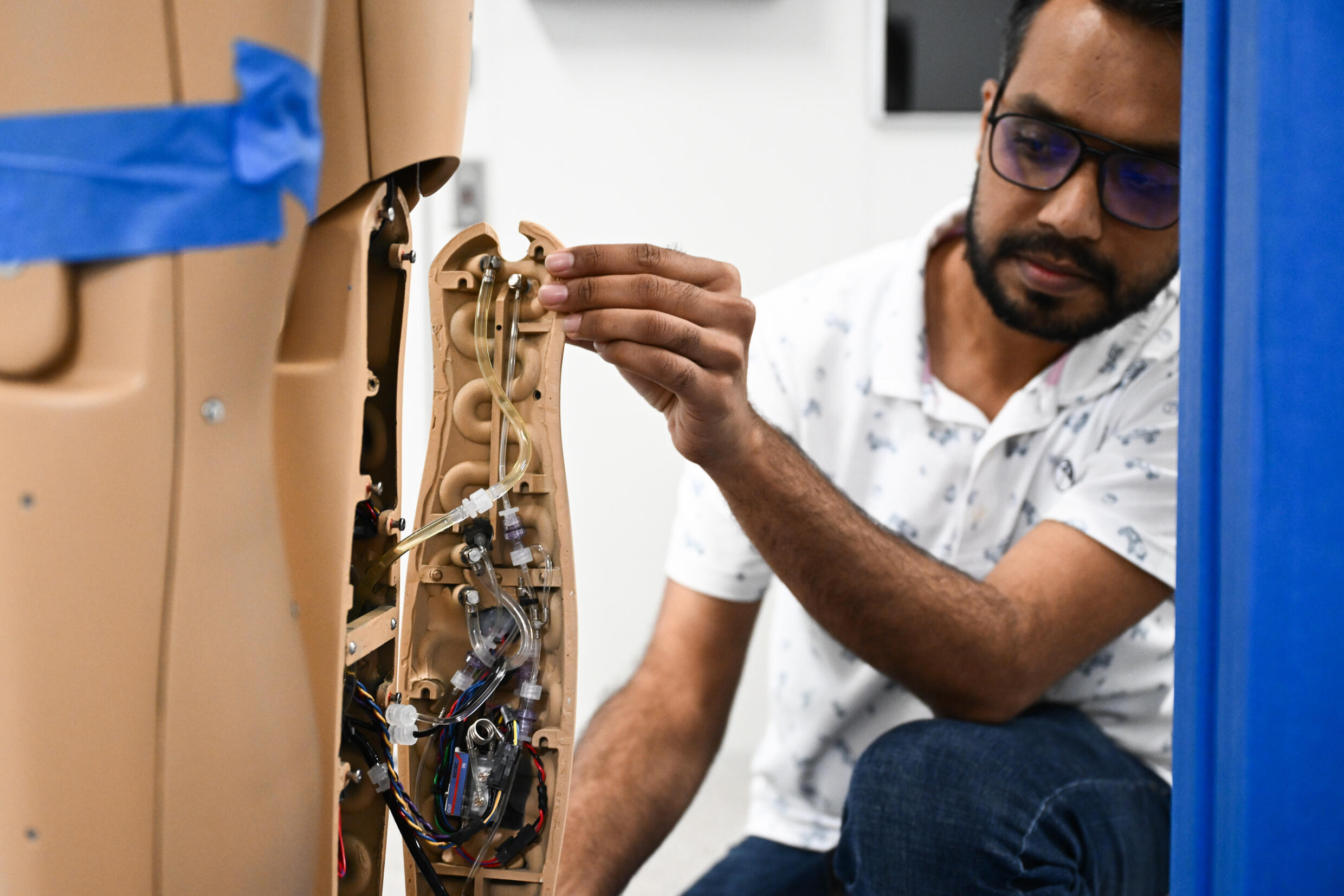 ANDI, el robot que suda y muestra el impacto de los golpes de calor en ...