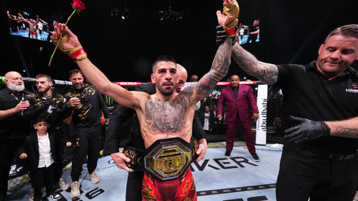 MMA: Topuria met K-O Max Holloway et Chimaev soumet Whittaker à l'UFC 308