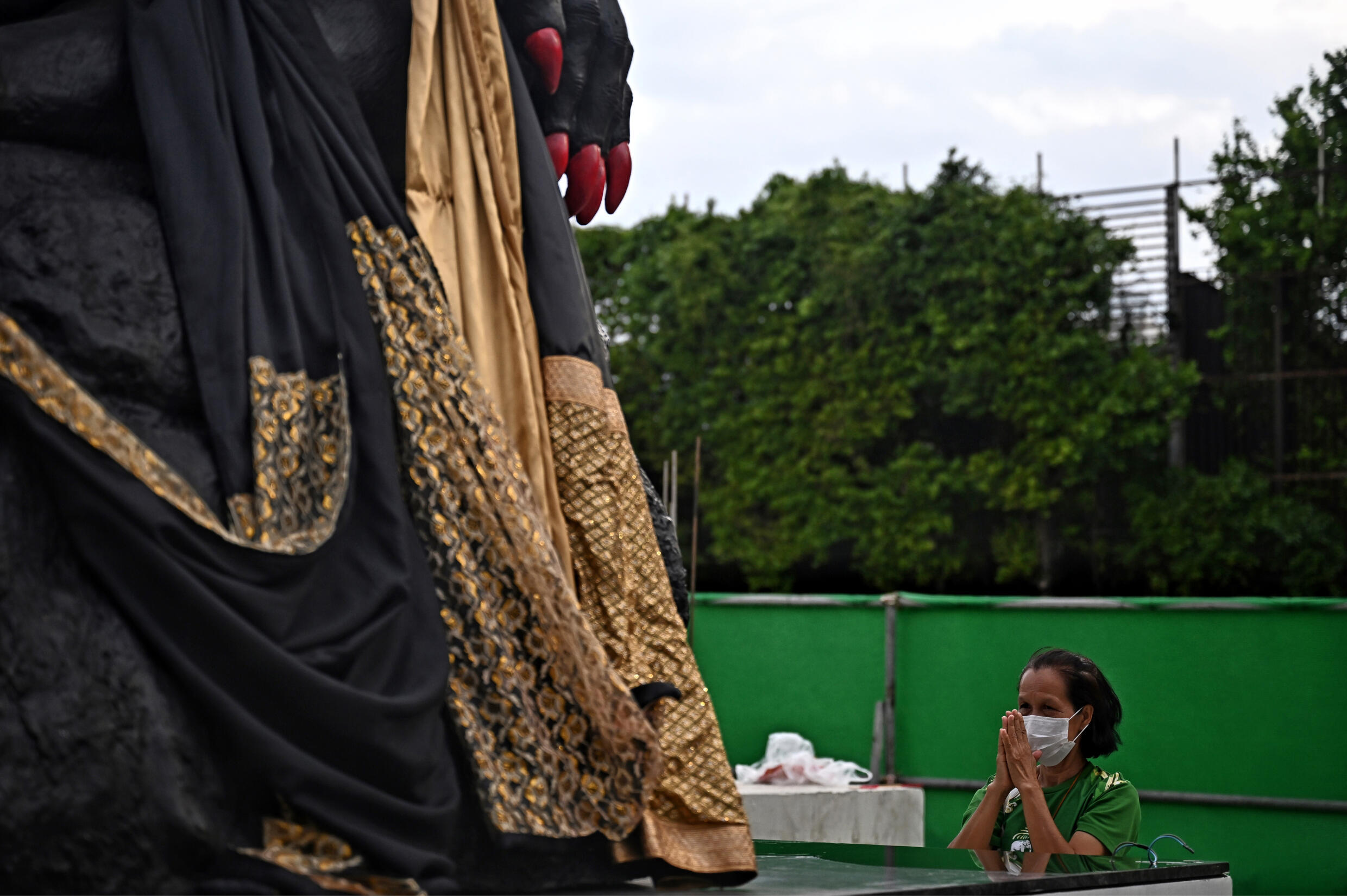 Gigante estatua alada con colmillos, objeto de veneración y rechazo en ...