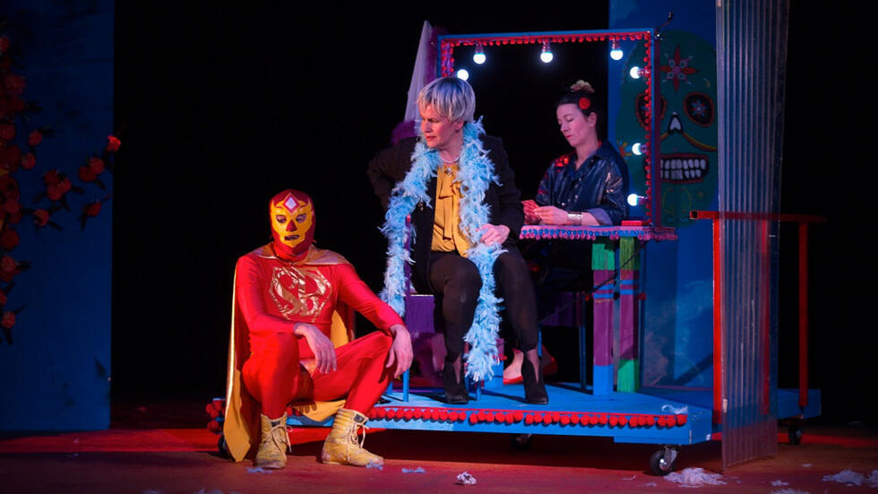 La historia de Superbarrio, un superhéroe moderno, llevada al teatro ...