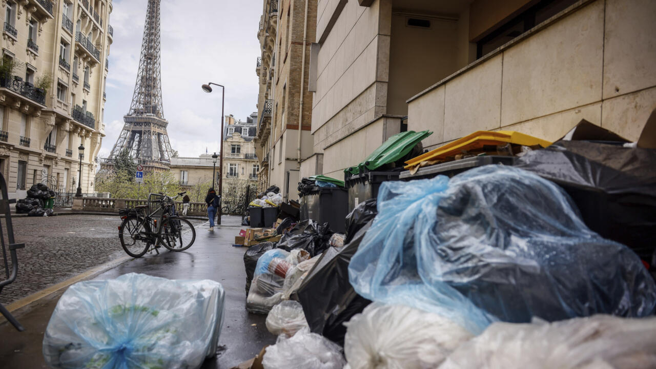 Striking Paris garbage collectors demand Olympic bonus - RFI