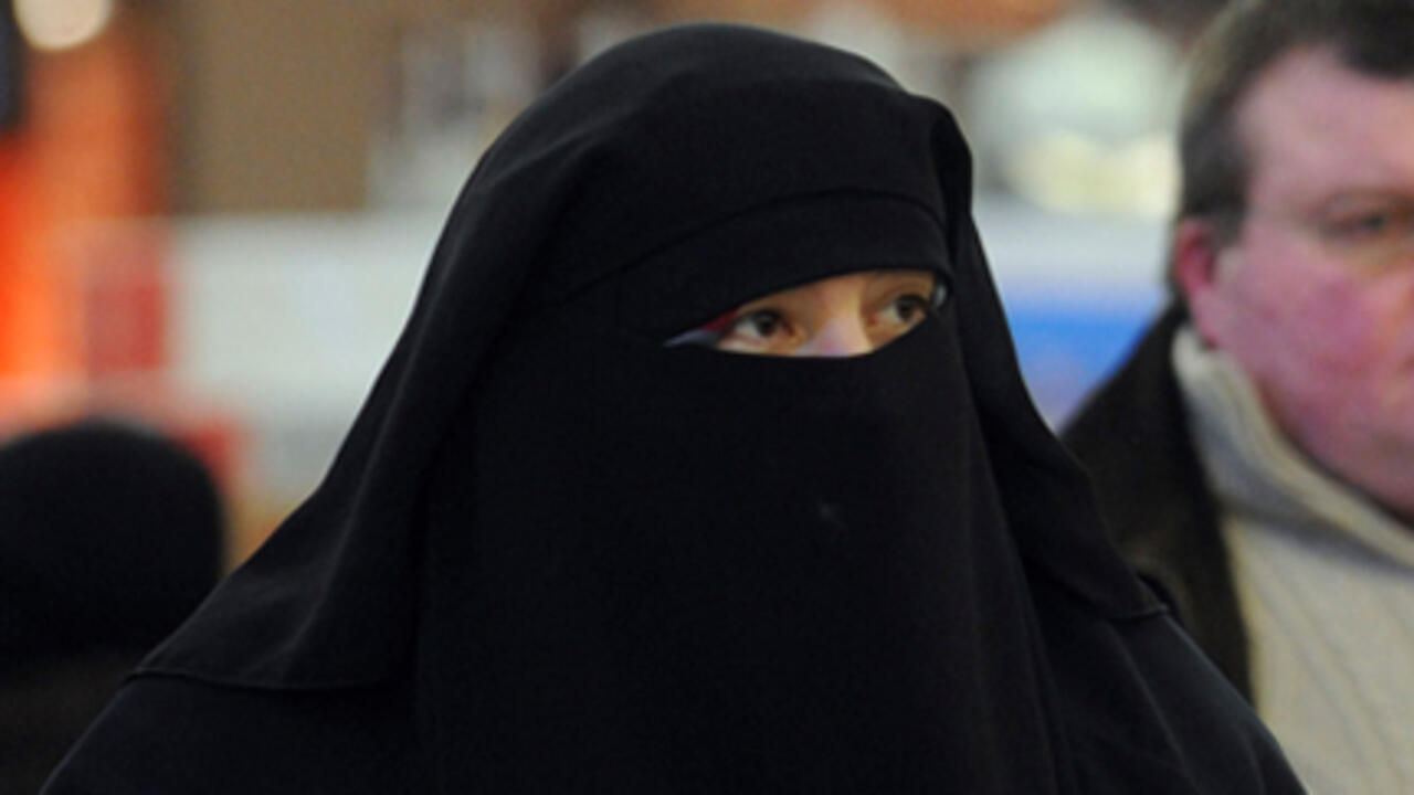 Le débat sur la burqa en France - Kiosque international
